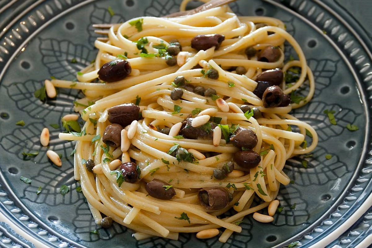 Linguine aux anchois et aux pignons - Recettes Italiennes